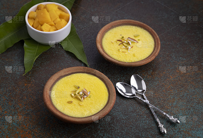 mango-flavored Phirni盛在瓦盘里