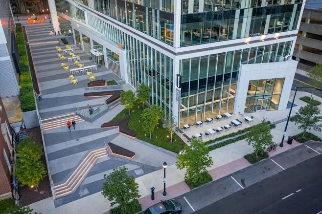 SWA Balsley最新设计的城市广场现已开放！Coda building's plaza与John Portman&Associates ...