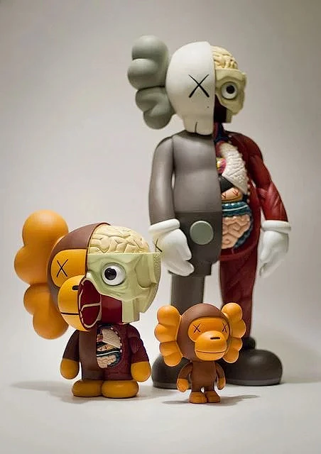 Bape X KAWS X Baby Milo Para nuestra colección de muñecos de Vinilo-花瓣网
