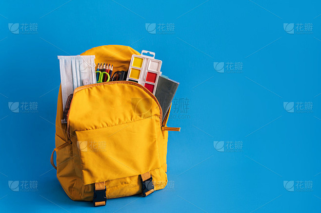 蓝色背景的黄色书包