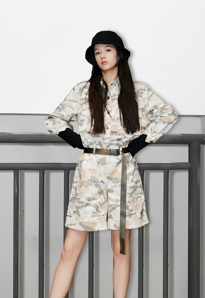 #dzzitgirl# @周也yeah 穿着#dzzit 2021春季系列#Total Look。Felix联名迷彩套装硬朗帅气，花苞短裤暗藏 ...