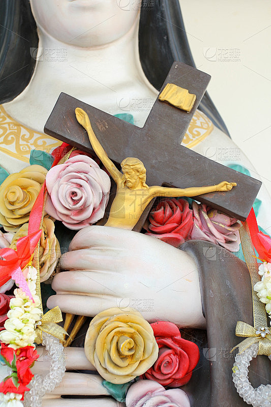 耶稣基督被圣妇钉死在十字架上