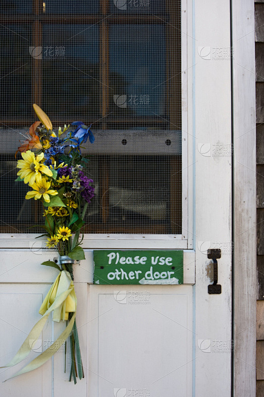 门,垂直画幅,建筑物门,橙色,无人,蓝色,黄色,缎带,标志,百合花