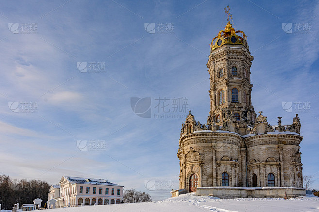 俄罗斯波多尔斯克，莫斯科地区。阳光灿烂的冬日。冬天的风景。在杜布罗维西的圣母庙。