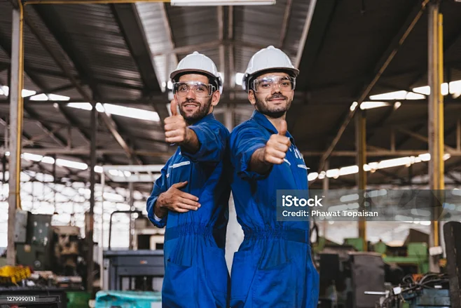 工業工廠維修工程師的肖像組,身穿安全制服,戴著安全帽,站在工廠背景上豎起大拇指微笑。行業,工程師,建築概念。 - 免版稅工程師圖庫照片-花瓣网