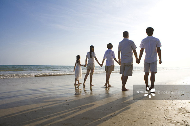 全家人手拉手在沙滩上散步图片素材下载_正版图片VCG21gic3608921 - VCG.COM