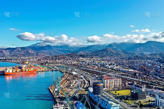 从空中俯瞰巴统，格鲁吉亚的港口和山脉