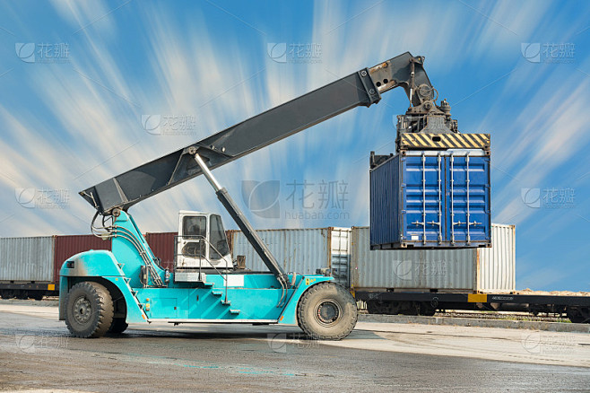 物流场集装箱卸货车。