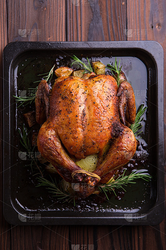 庆祝节日的烤鸡/火鸡