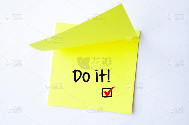 白色Sticky Note With Do it And Red Push Pin On White