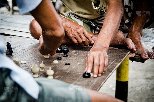 男子下泰国象棋的特写(Makruk)