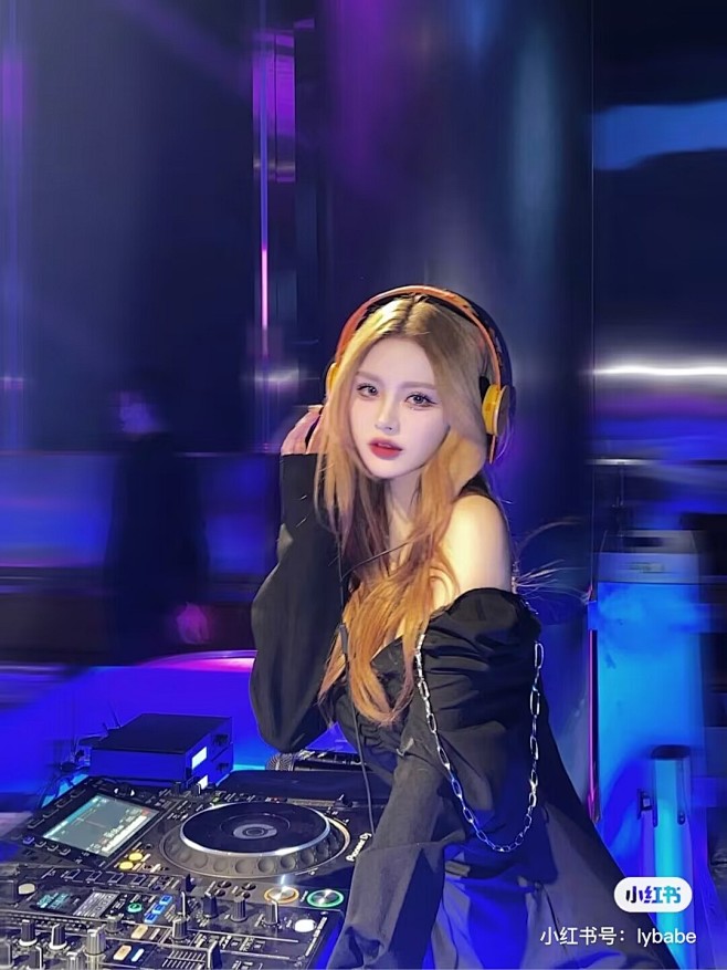 87Y{SKM[MH6B4C}@A8QX2W2