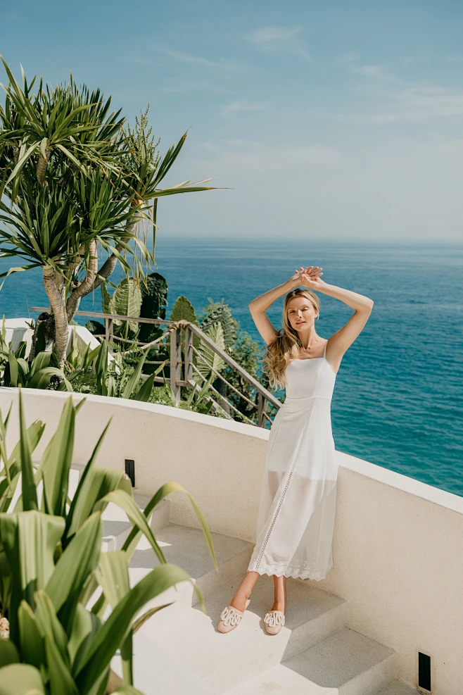 Image may contain: sky, wedding dress and bride-花瓣网