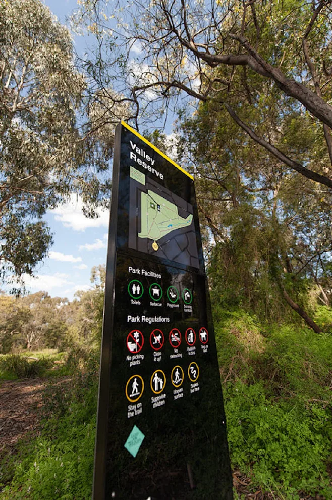 #全球导视设计之美# 韦弗利山谷保护区导视系统设计 | Heine jones公司 基于韦弗利山谷保护区的设施，Heine jones公司设计了多种类型的标牌，综合信息导视牌采用不锈钢材料 ...