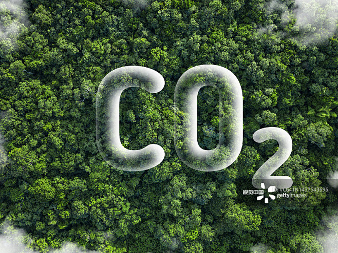 二氧化碳(CO2)威胁着世界气候。二氧化碳中和是全球性的挑战。热带绿色森林自然与云。图片素材