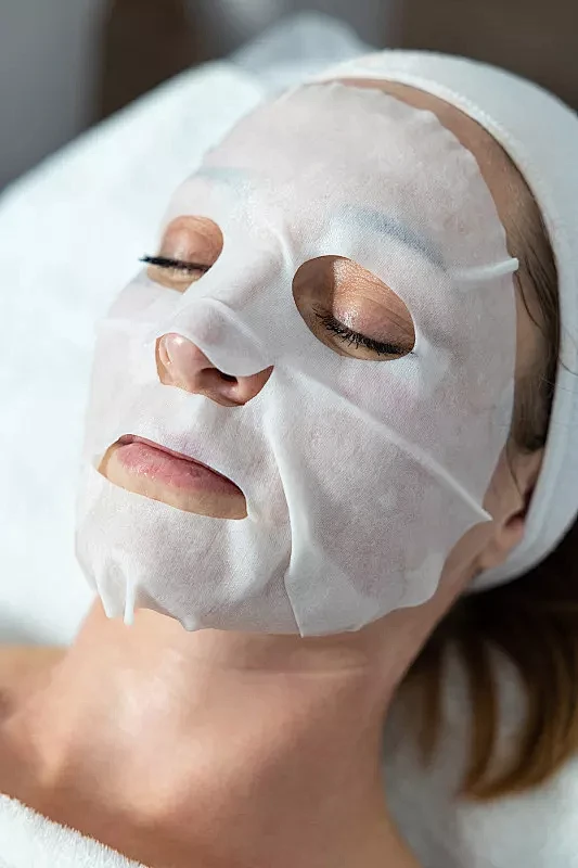 这位女士使用了化妆面膜。图片素材