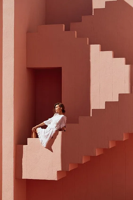 Riccardo Bofill在西班牙的La Muralla Roja。 法国纽约时装品牌MLM标签的时尚模特Adeline Raussin在 ...