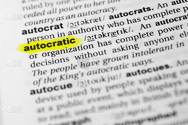 强调了英文单词“autocratic”及其在字典中的定义