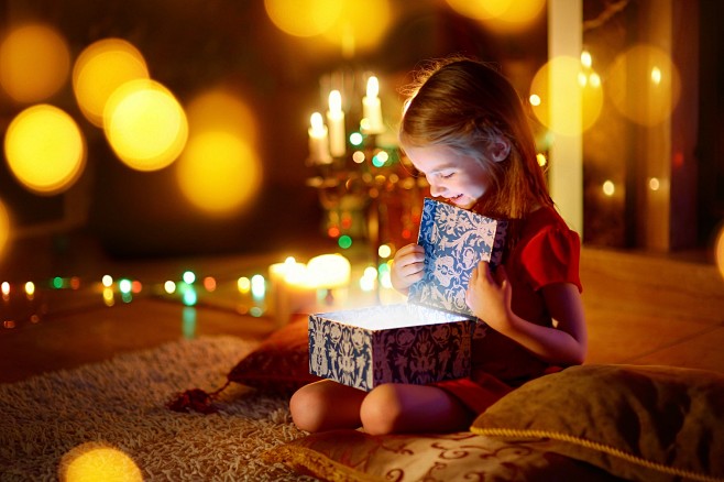 child-opening-holiday-gift