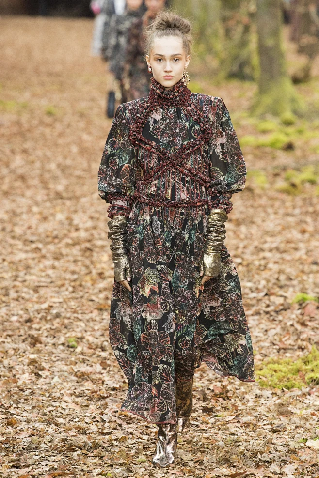 Chanel Fall 2018 Ready-to-Wear Fashion Show : The complete Chanel Fall ...