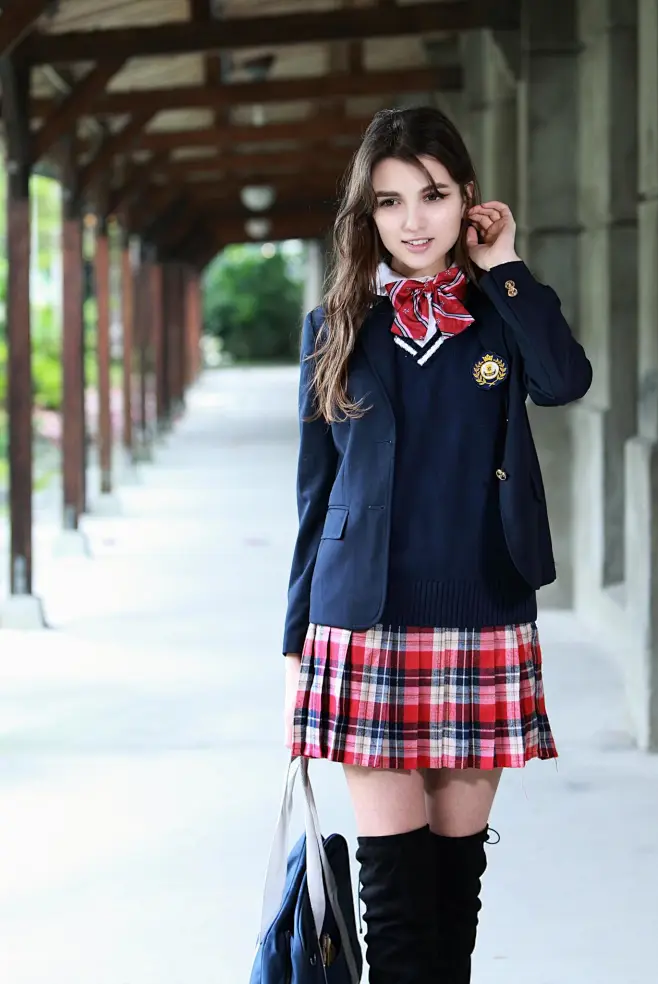 乌克兰美女-daryna学生装特别性感[44P] – 無名網-花瓣网