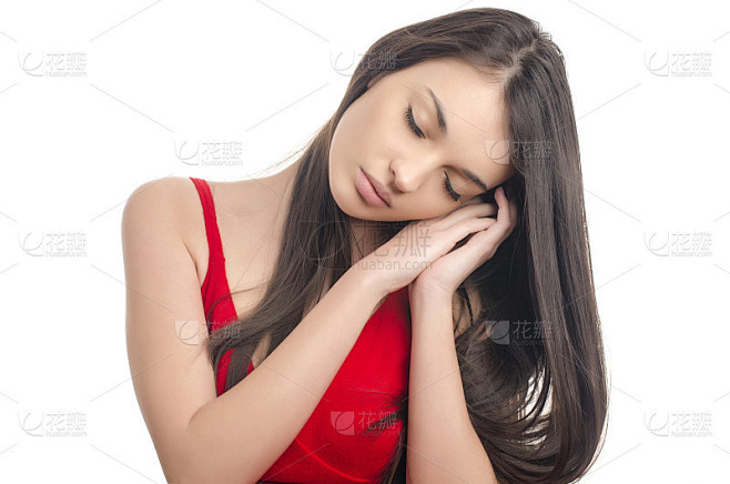 性感的女孩在红色的裙子睡觉。