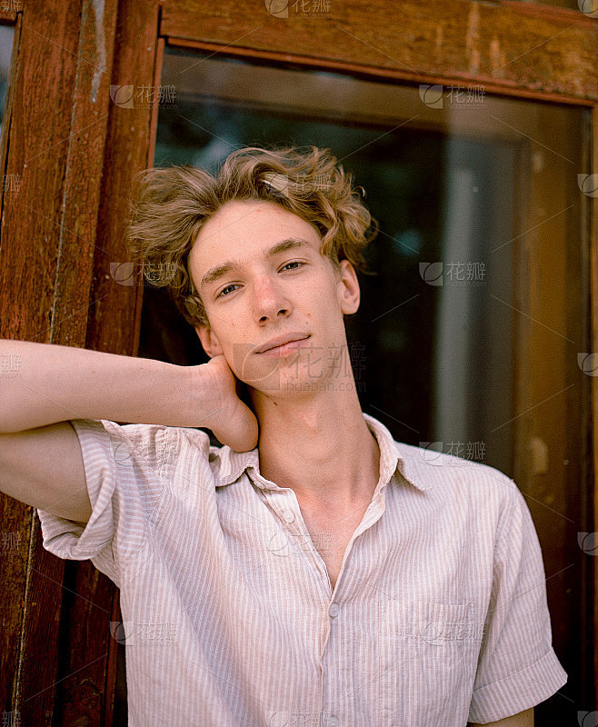 一个漂亮的十几岁男孩的肖像