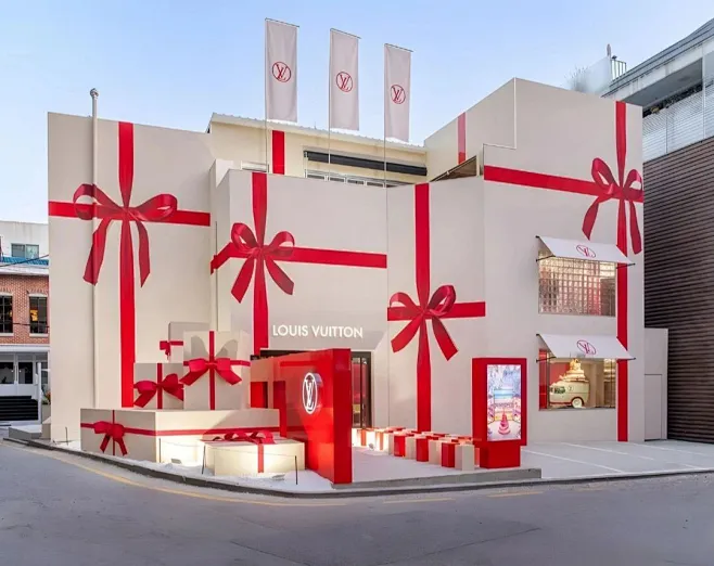 This may contain: a large white building with red bows on it-花瓣网
