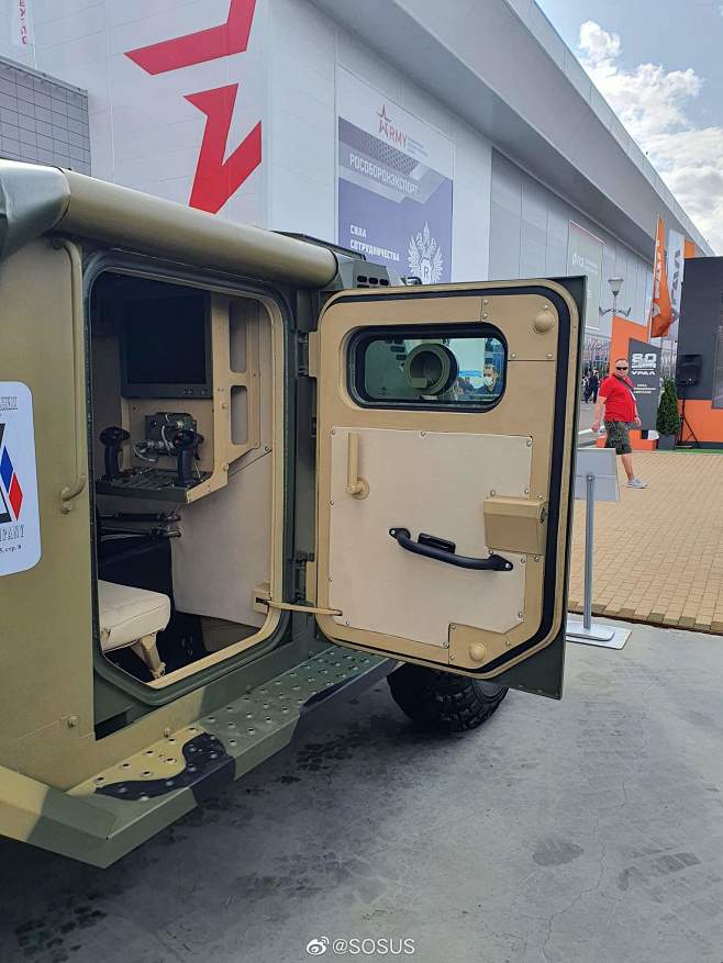 #军事历史全触达# 俄罗斯“军队-2021”展会上展示的新一代BRM轮式两栖装甲侦察车，其底盘基于4X4的“Atlet”轮式装甲车技术发展而来 ...