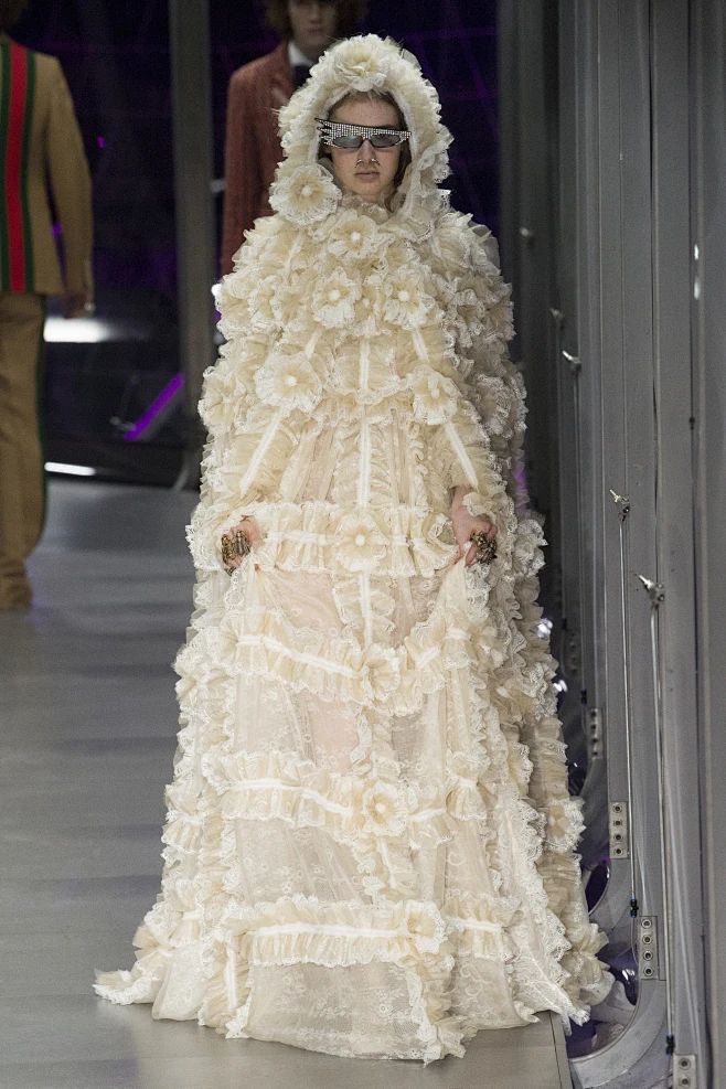 Gucci Fall 2017 Ready-to-Wear Fashion Show : The complete Gucci Fall ...