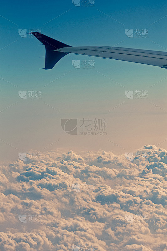 飞机在飞行中,