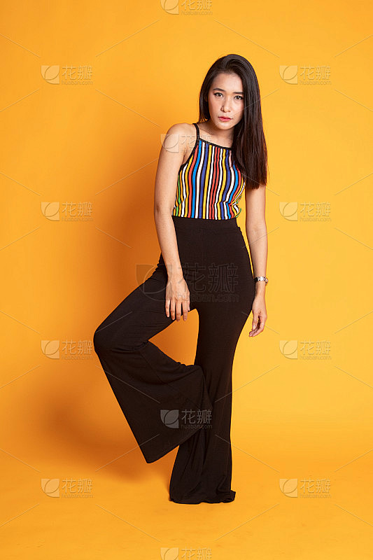 美丽的年轻亚洲妇女在彩色衬衫的肖像