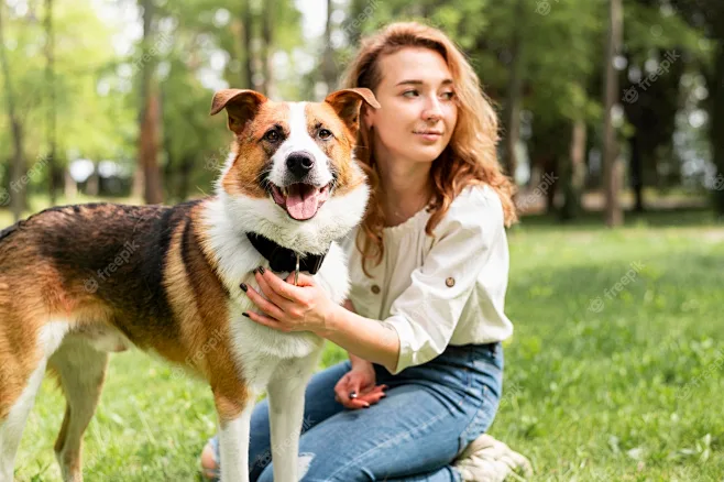 Beautiful woman posing with her dog-花瓣网