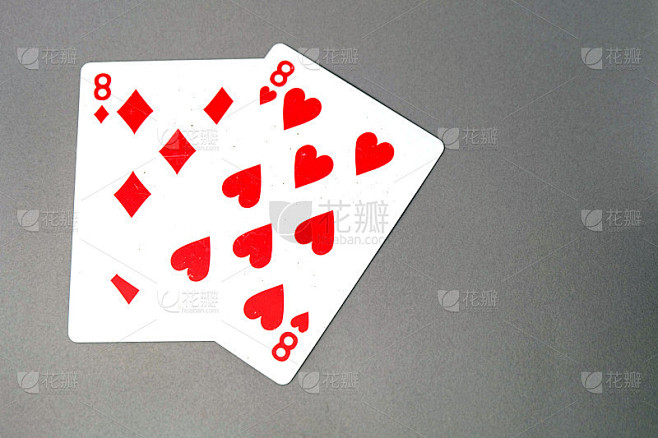 八张红桃扑克牌。Red Spades Playing Card 8 Game Isolated On