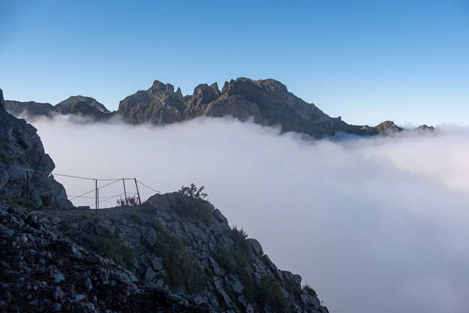 CLOUDY_MOUNTAINS_181