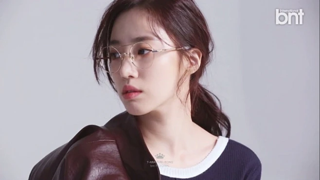 #咸恩静失踪2# ️#咸恩静1212生日快乐# 【图片】171128 BNT画报恩静拍摄截图多P 姐姐戴圆框眼镜也太好看了吧 -花瓣网