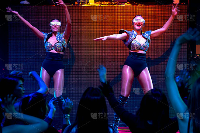 夜总会的电子舞者随着DJ的音乐节奏跳舞