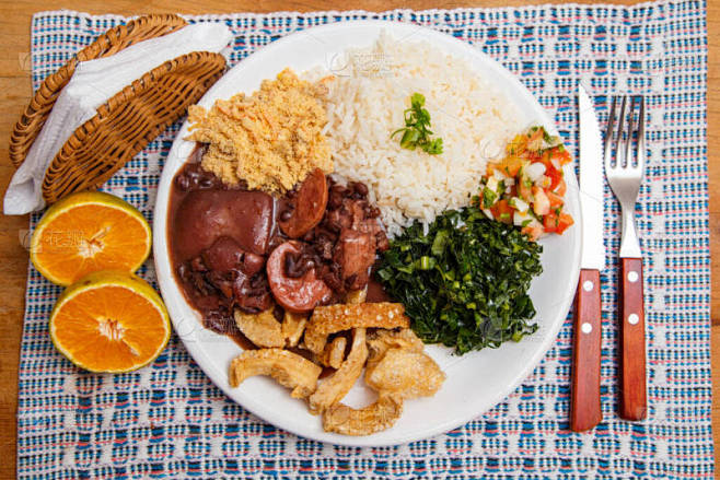 Feijoada，巴西烹饪传统。由feijoada和Crling组成的美味菜肴
