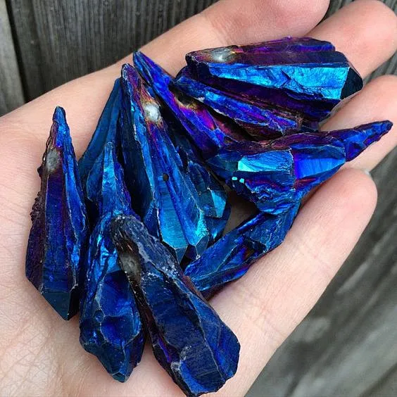 Rough blue aura quartz crystals: -花瓣网