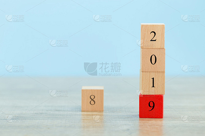 象征着从2018年到2019年的变化