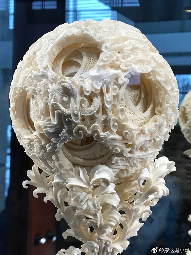 3.鬼工球 全名象牙镂雕多层套球，最外层雕刻亭台楼阁仙云飘飘，里面多层镂空雕刻，层层叠叠，每一层均可转动。 （此件作品多年前就被收藏在美国 ...