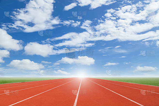 绿草蓝天白云的跑道。