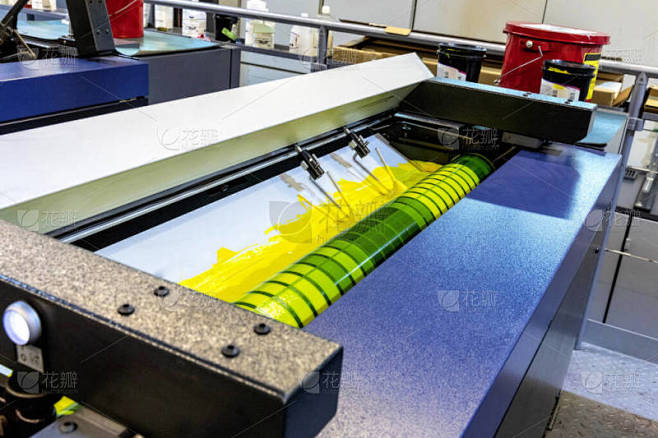 关闭胶印机上的油墨。印刷业在纸上的工艺.