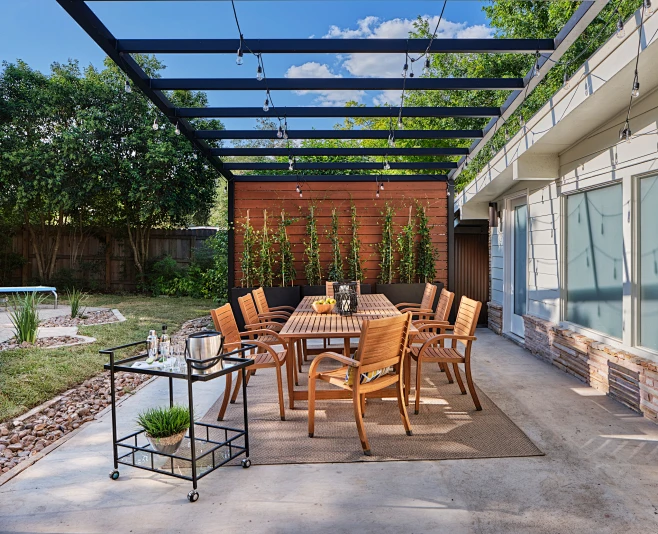 Mid-sized 1950s backyard concrete patio photo in Austin-花瓣网