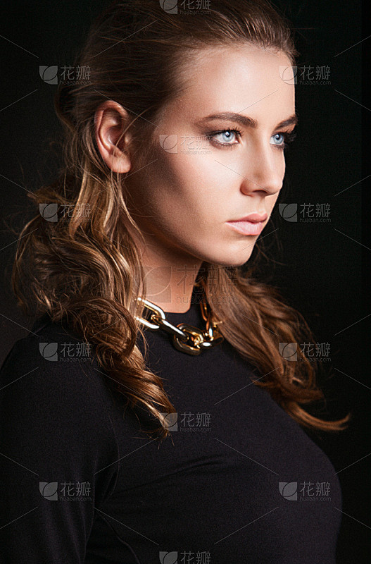 不看镜头,青年人,可爱的,侧面像,女性,垂直画幅,彩妆,仅成年人,黑色背景,现代