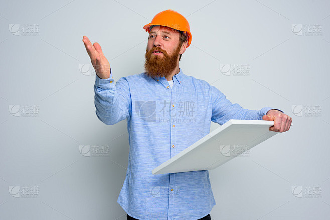 亲信建筑师与胡子和橙色头盔做一个草图