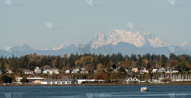 贝灵汉的Squalicum海滩附近的房子，从费尔黑文看，背景是加拿大边境山峰