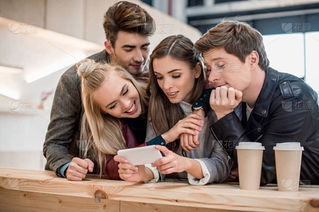 看智能手机的朋友