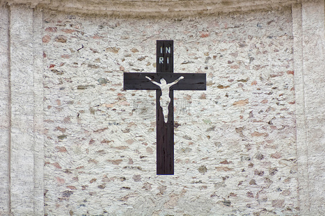 墙上挂着耶稣的黑色十字架