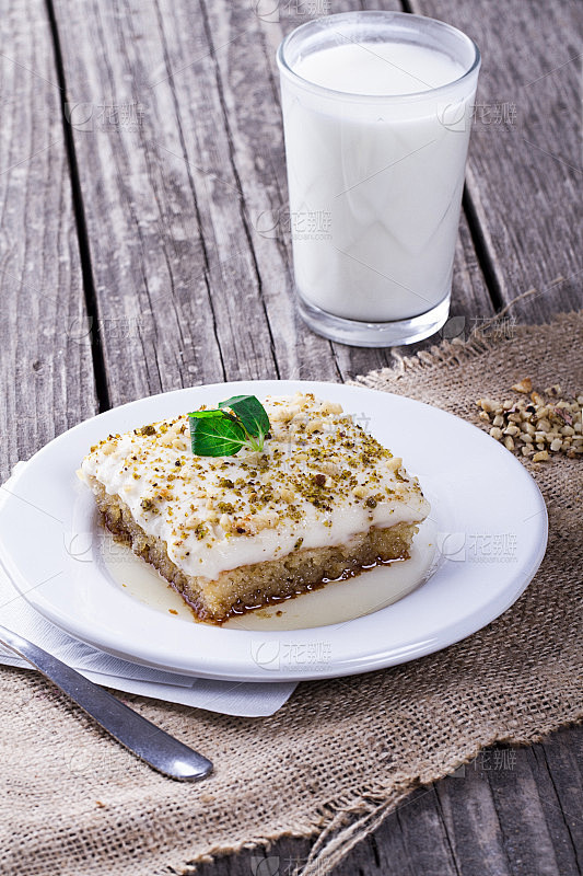 土耳其和阿拉伯传统布丁甜点Tralice, Ekmek Kadayifi